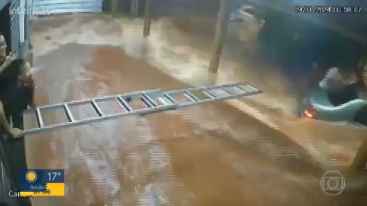 Vídeo mostra casal na enxurrada | G1
