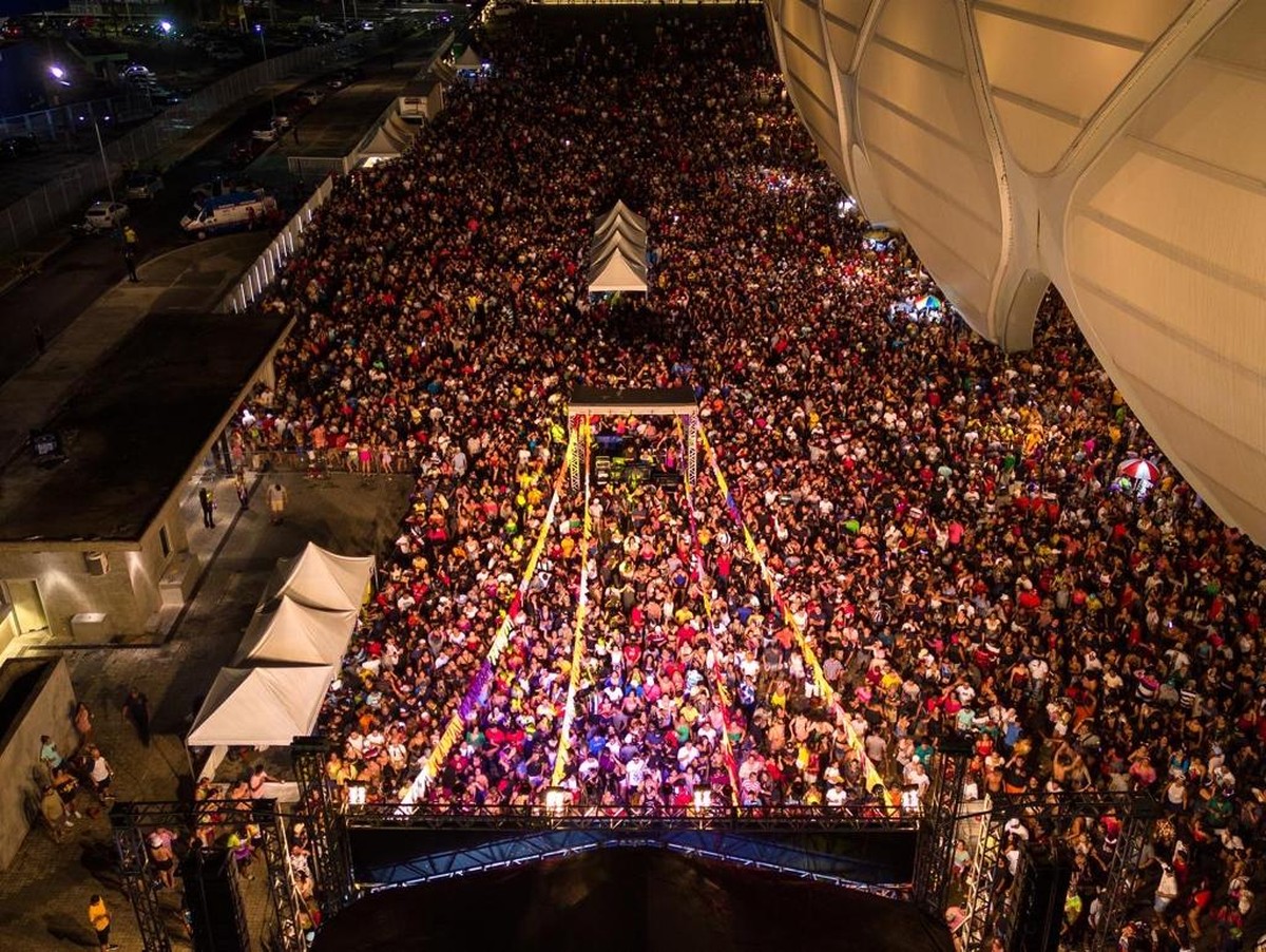 Banda do DJ Evandro Jr reúne mais de 60 mil pessoas no Podium Arena da ...