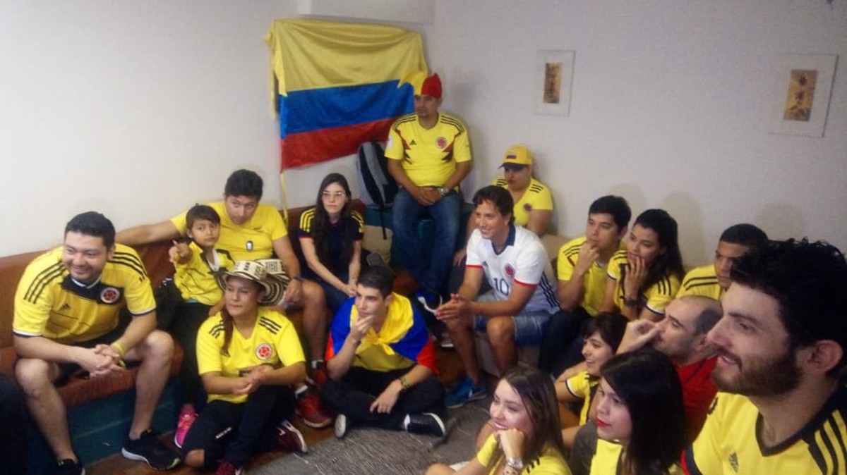 Colombianos se reúnem na Zona Sul do Rio para torcer na estreia da ...