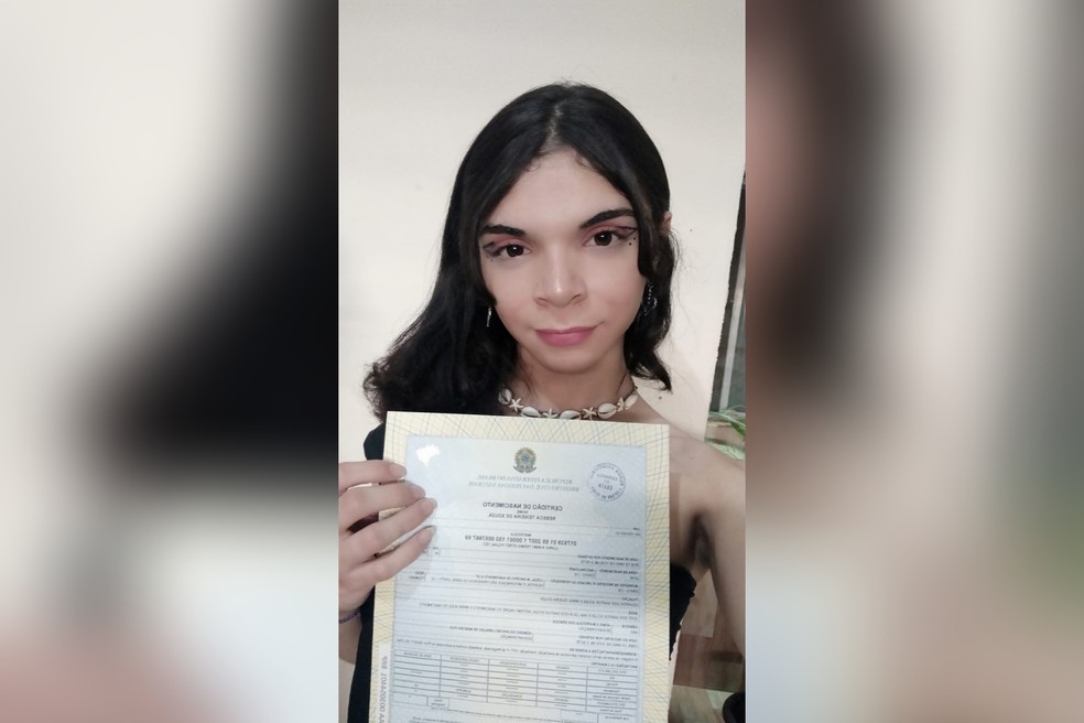 Adolescente de 16 anos consegue na justiça retificação de nome e gênero ...