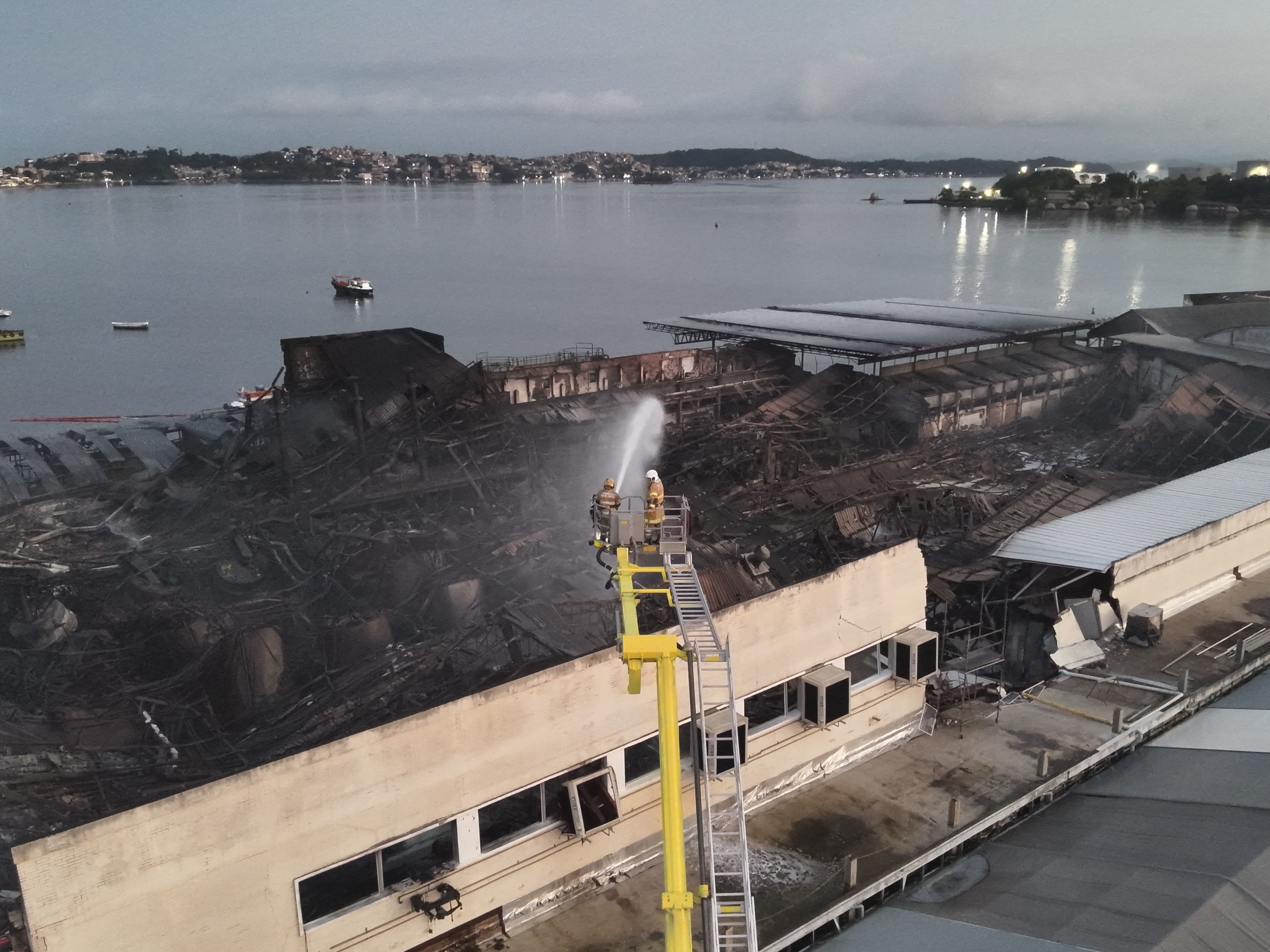 Bombeiros atuam há mais de 24h no combate a focos de incêndio que ...