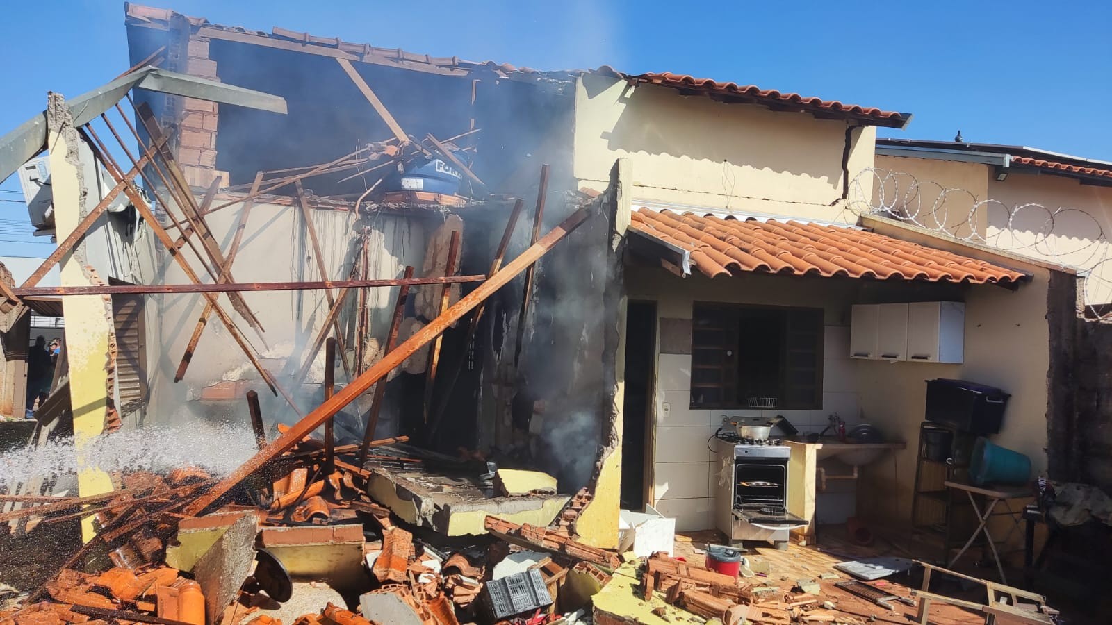 Explosão de botijão de gás destrói casa e deixa morador ferido em Fruta