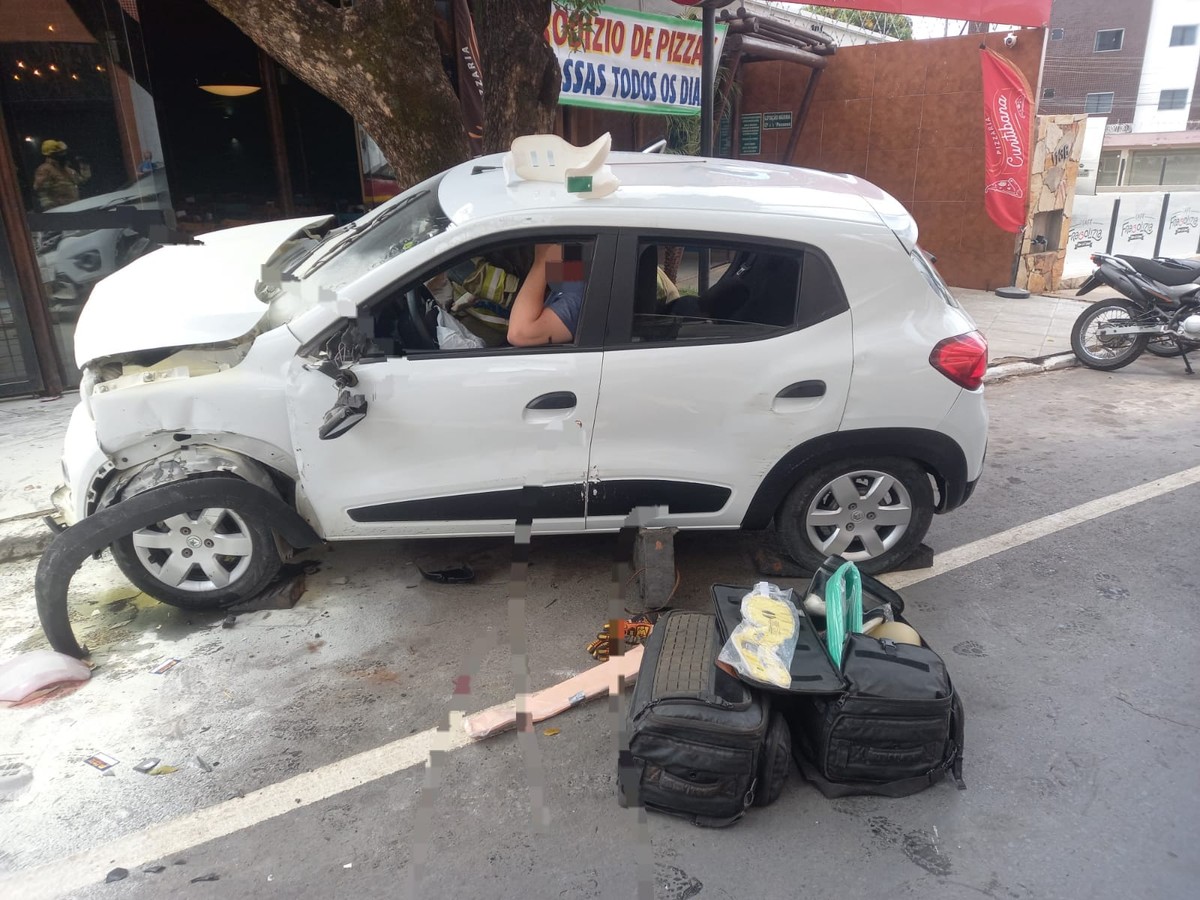 Homem Fica Ferido Após Bater O Carro Em árvore E Em Outro Automóvel No