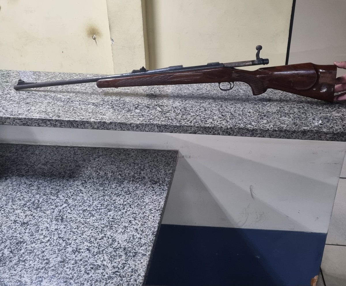 Mulher limpa caixa d'água e encontra rifle escondido na Praça Seca ...