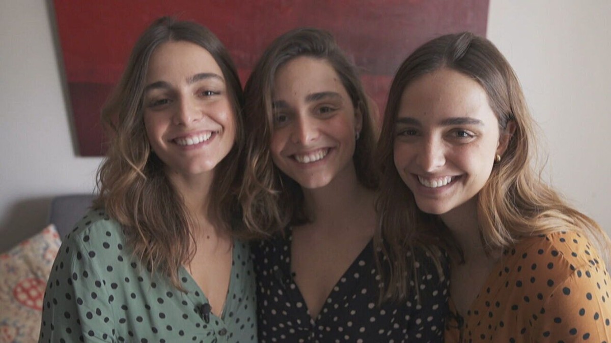 Trigêmeas cantam juntas, dividem o guarda-roupa e contam que a maior ...