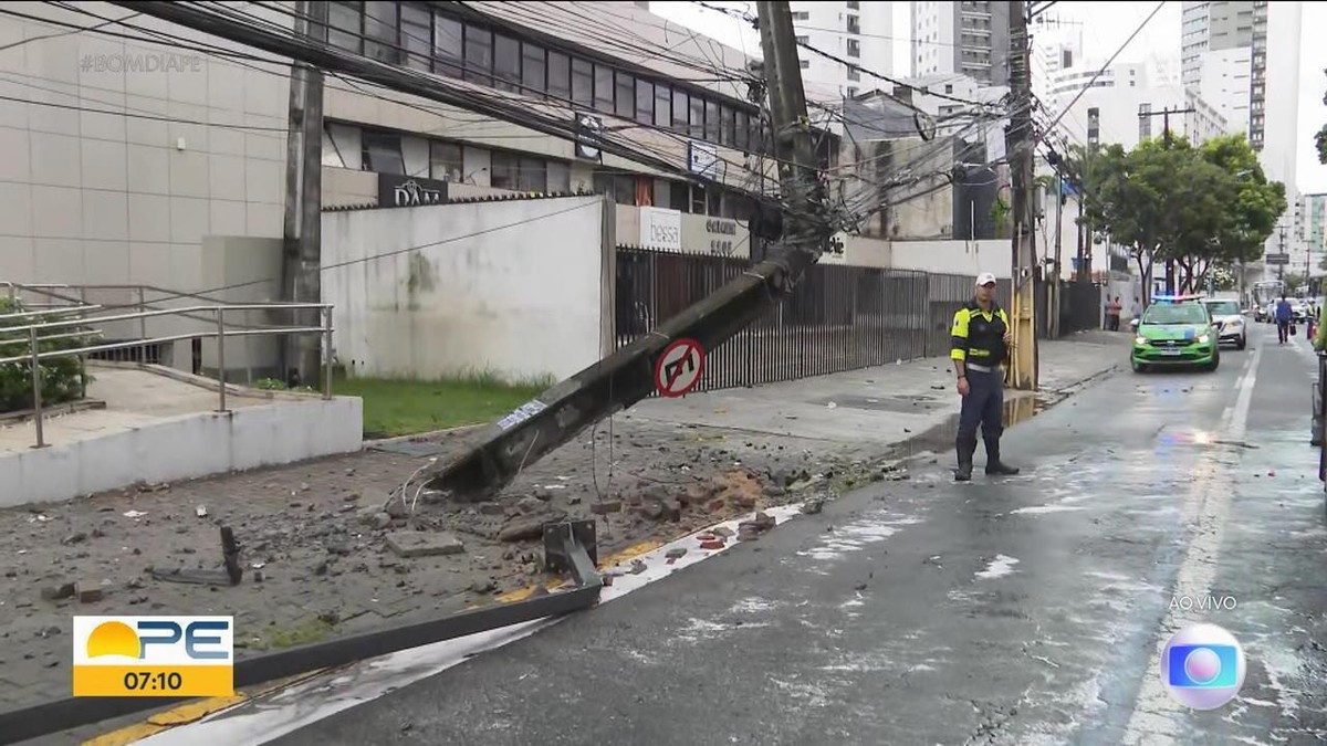 Homem morre preso às ferragens após bater o carro em poste em Boa Viagem | Pernambuco | G1