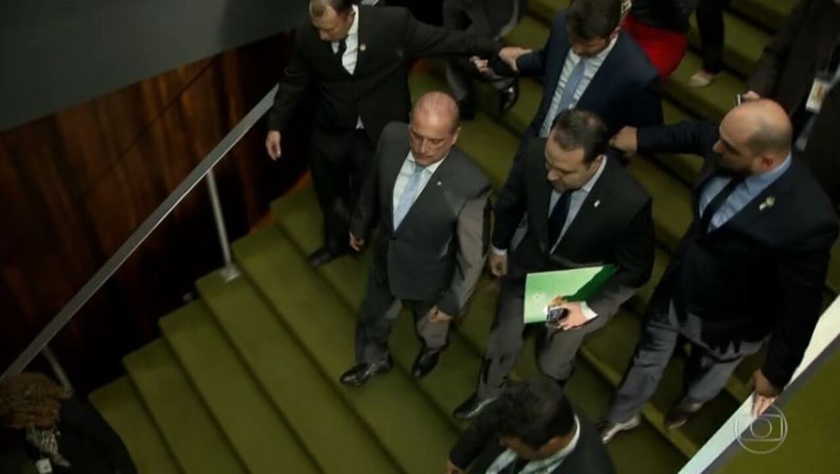 Bolsonaro decide revogar decreto que facilita porte de arma de fogo e ...
