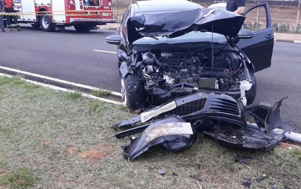Motorista morre e passageiro fica em estado grave após batida entre carros em avenida de Franca ...