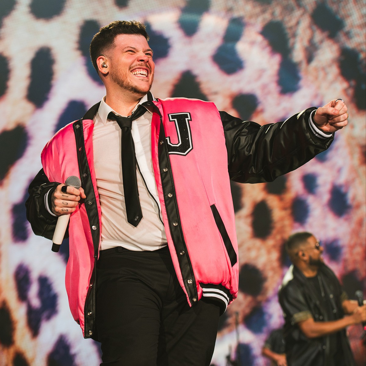 Ferrugem reúne a Turma do Pagode no álbum em que festeja dez anos na ...