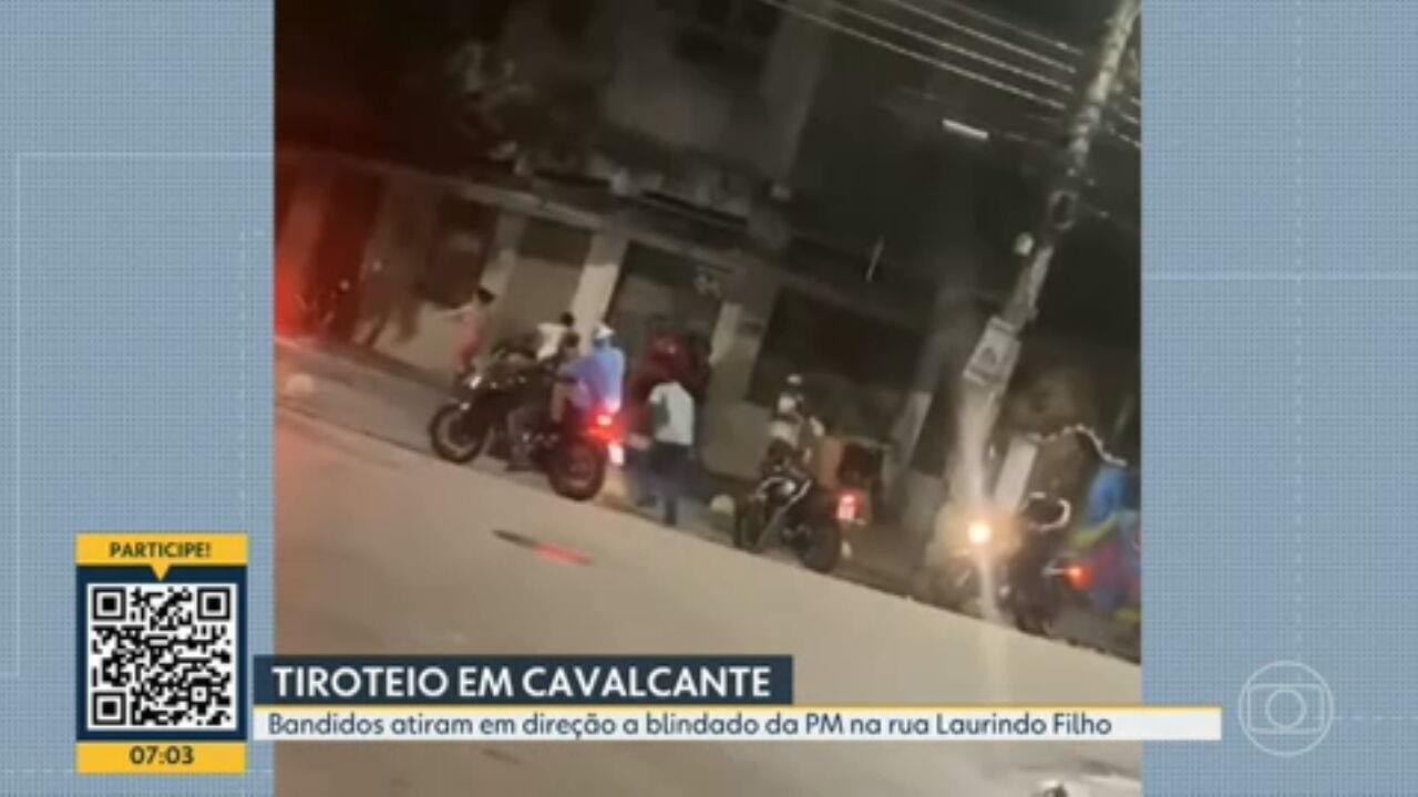 Criminosos de fuzil abrem fogo contra blindado da PM no meio da rua em ...