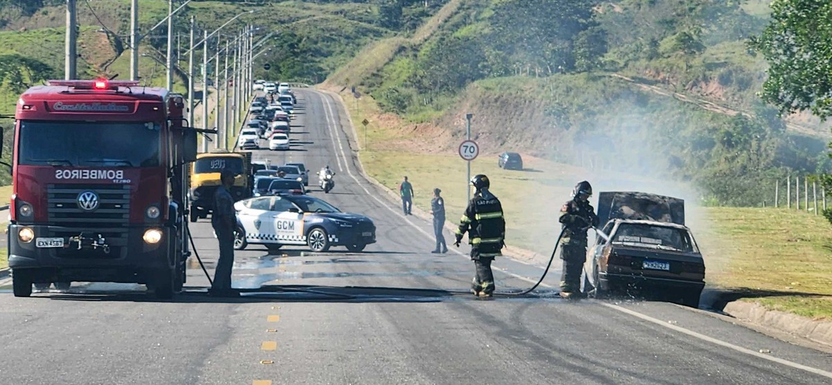 Bombeiros combatem incêndio em carro na Via Cambuí em São José dos ...