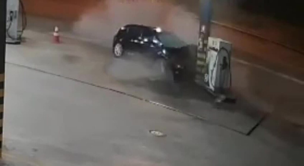 Motorista perde controle do carro e bate contra coluna de posto de combustíveis; vídeo ...