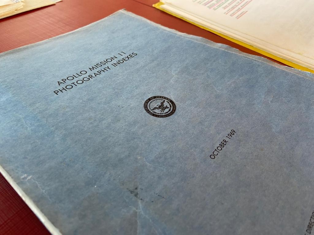 Astrônomo brasileiro guarda mapa lunar que foi ao espaço durante ...