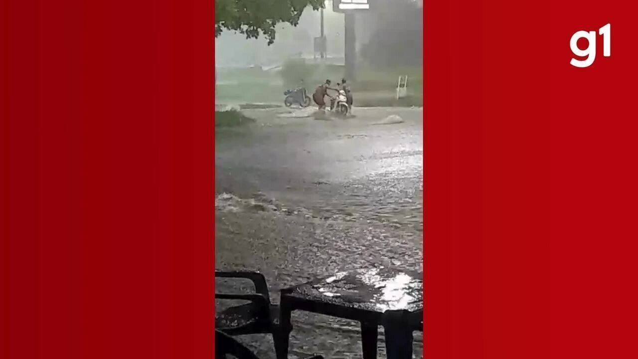 VÍDEO: Homem que empurrava moto é arrastado pela enxurrada durante ...
