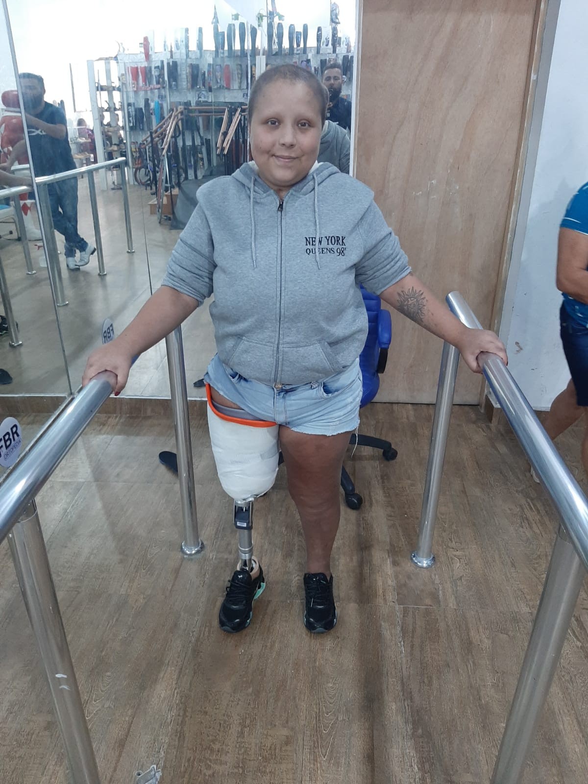 Morre jovem que lutava contra câncer e teve perna amputada: 'Amarei ... Morre jovem que lutava contra câncer e teve perna amputada: 'Amarei ...