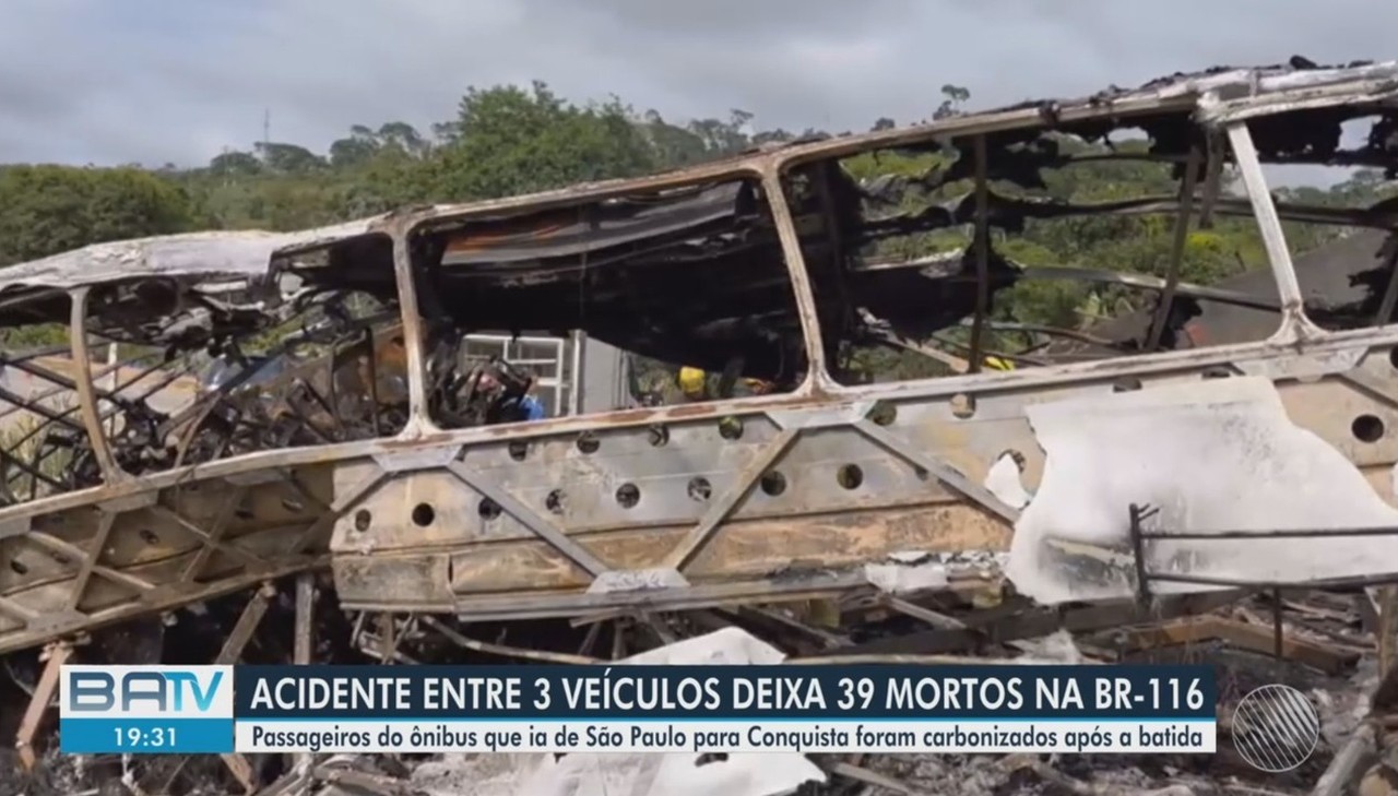 Ônibus envolvido em acidente com 38 mortos em MG faria parada em cidade da BA; familiares buscam ...