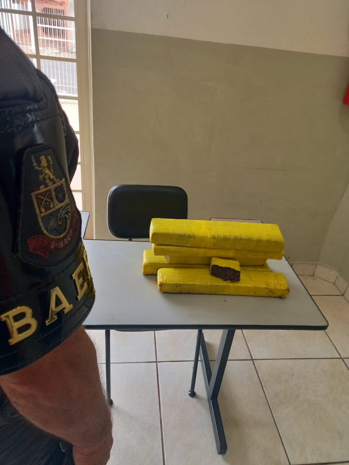 Flagrado Com Maconha Homem Tenta Subornar Policiais E Oferece R 500