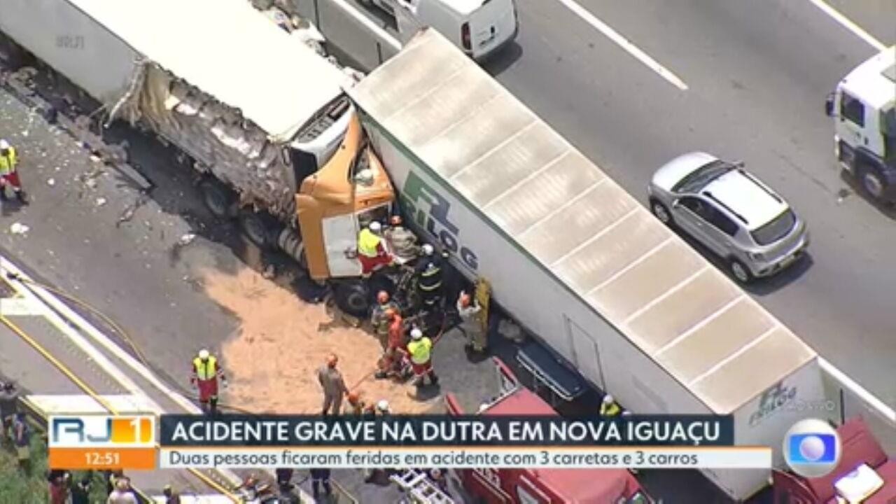 Acidente entre carretas e carros na Rodovia Presidente Dutra deixa um morto e oito feridos no RJ