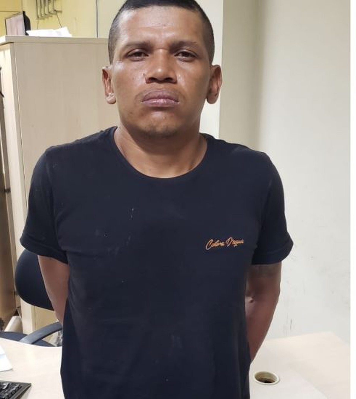 Foragido é Capturado Debaixo Da Cama Após Ver Policiais E Correr Em