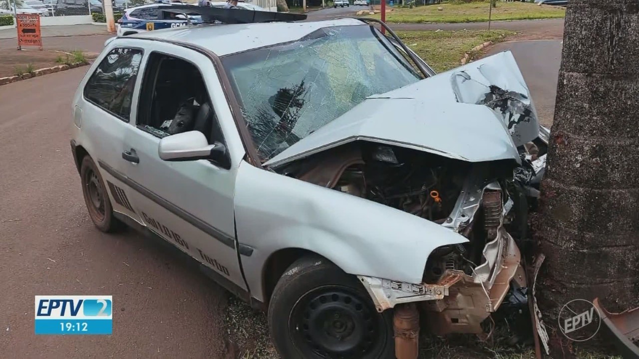 Motorista morre em Guaíra, SP, ao bater o carro em árvore | Ribeirão Preto e Franca | G1