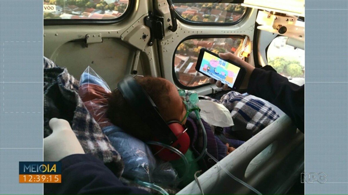 Mãe de bebê distraído com desenho animado em helicóptero agradece ...