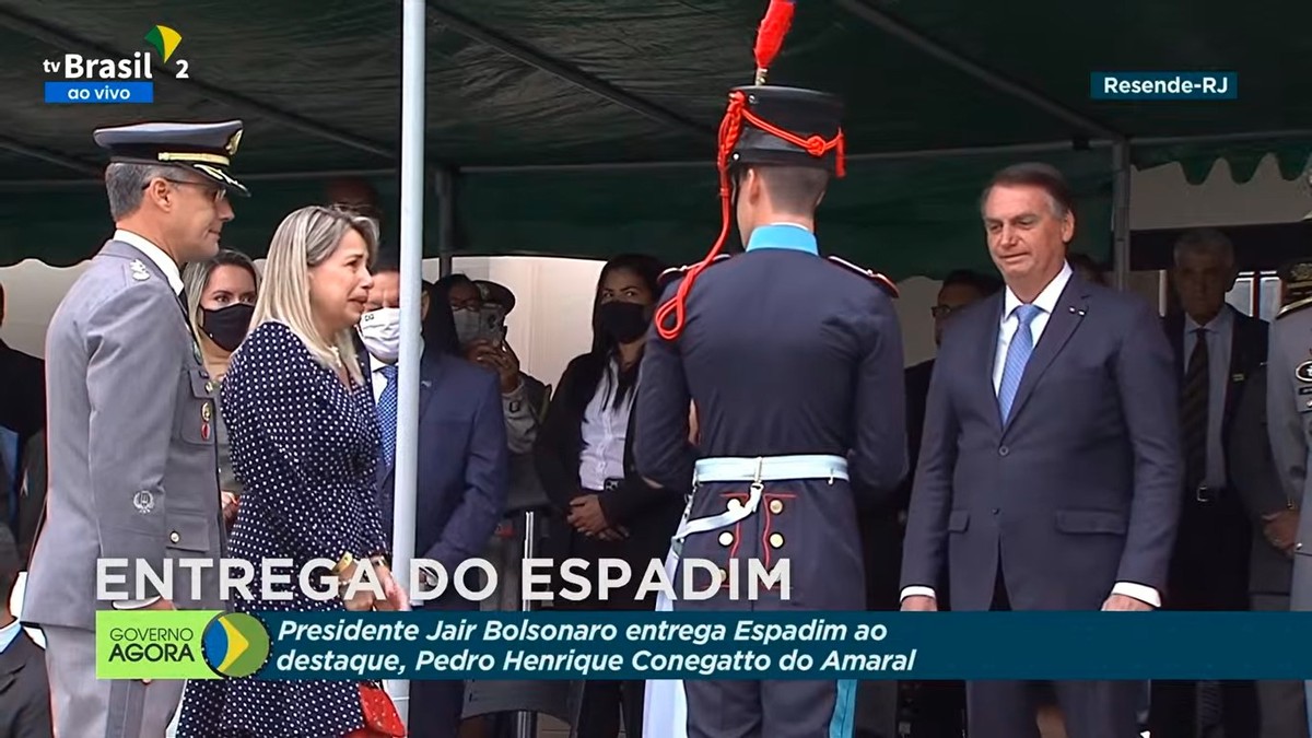 Bolsonaro participa da cerimônia de entrega do Espadim na Aman, em ...