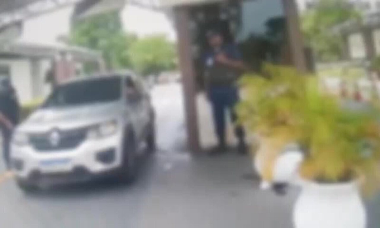 Segurança atira contra carro de motorista de app em condomínio de luxo ...
