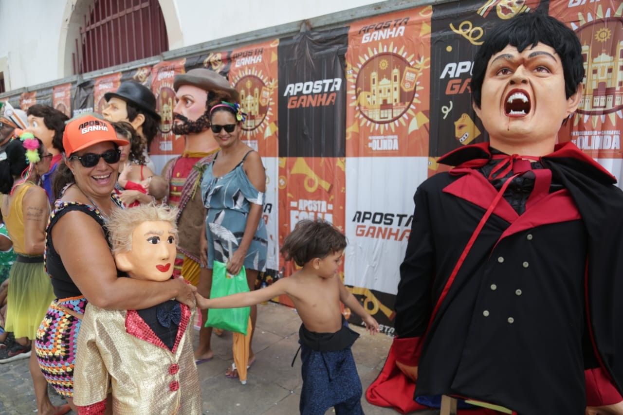 FOTOS: Whindersson Nunes ganha boneco gigante no tradicional desfile em ...