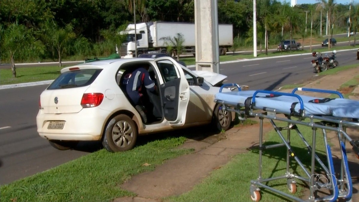Mulher fica presa em ferragens após motorista bater de frente com poste | Tocantins | G1