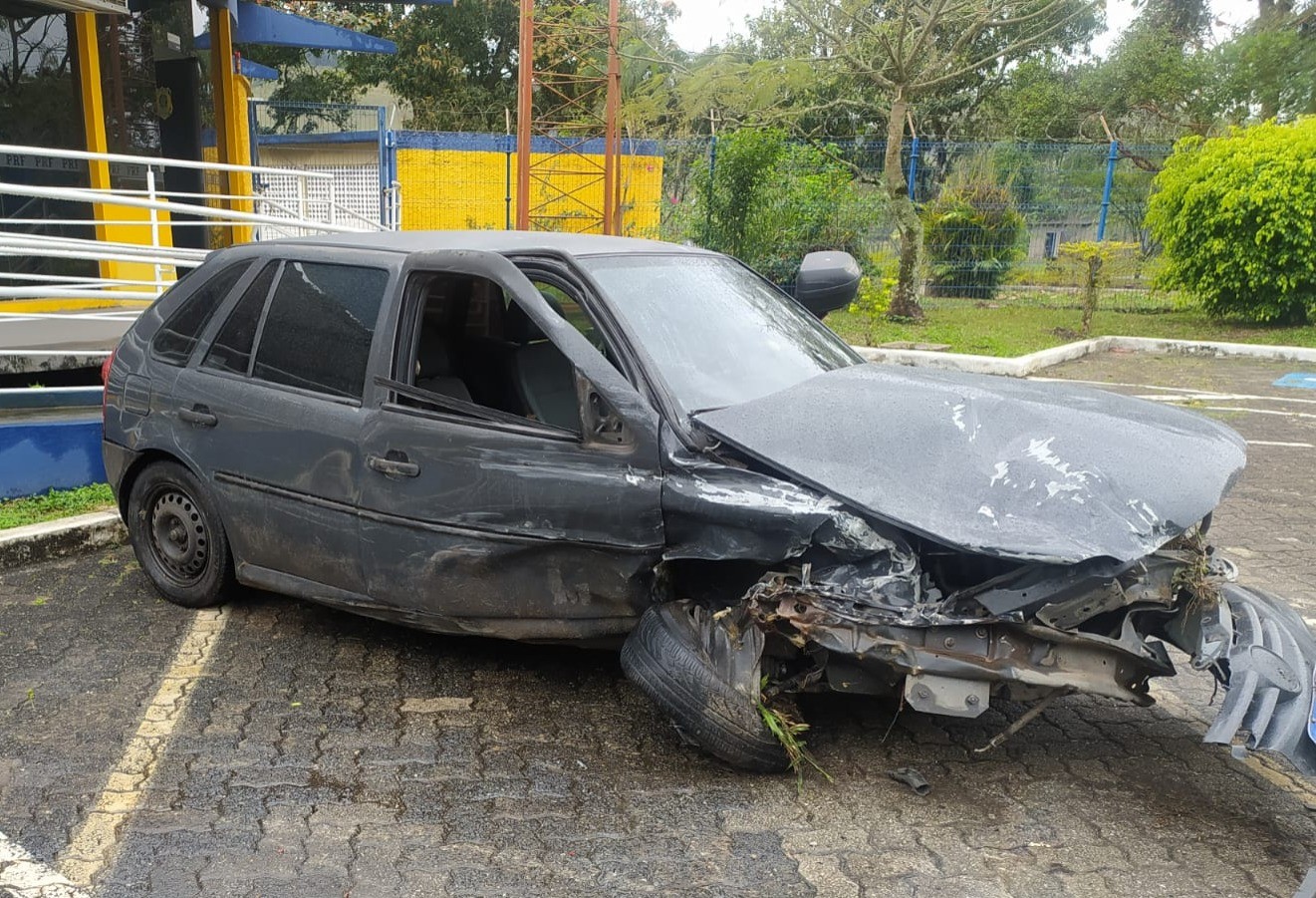 Acidente entre dois carros deixa homem ferido na Via Dutra, em Resende | G1