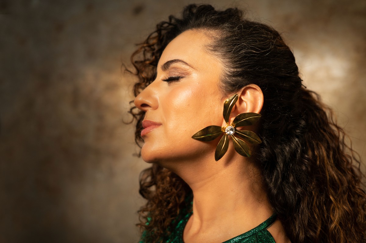 Aline Calixto aviva o repertório de Clara Nunes em álbum correto, mas ...