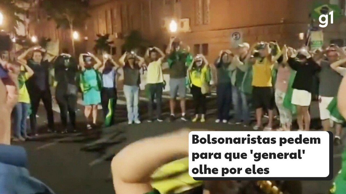 Grupo de bolsonaristas faz círculo com luzes em Porto Alegre e pede ...