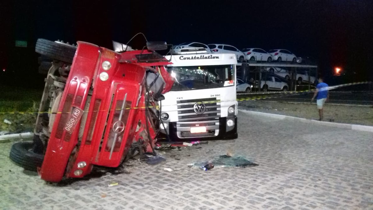 Caminhão Cegonha Fica Atravessado Na Br 230 E Provoca Colisão Na Pb