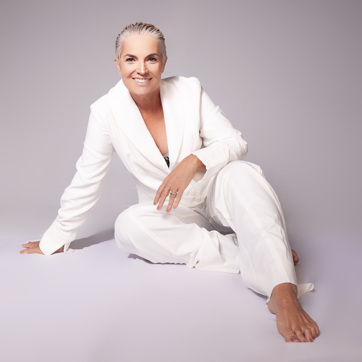 Isabella Taviani evoca Emilio Santiago na capa de single em que cai no ...