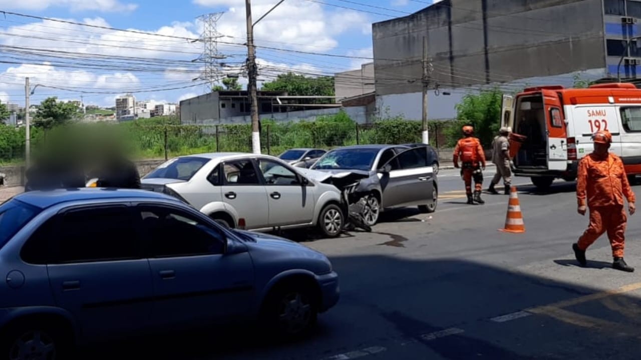 Acidente entre dois carros deixa feridos em Volta Redonda | Sul do Rio e Costa Verde | G1