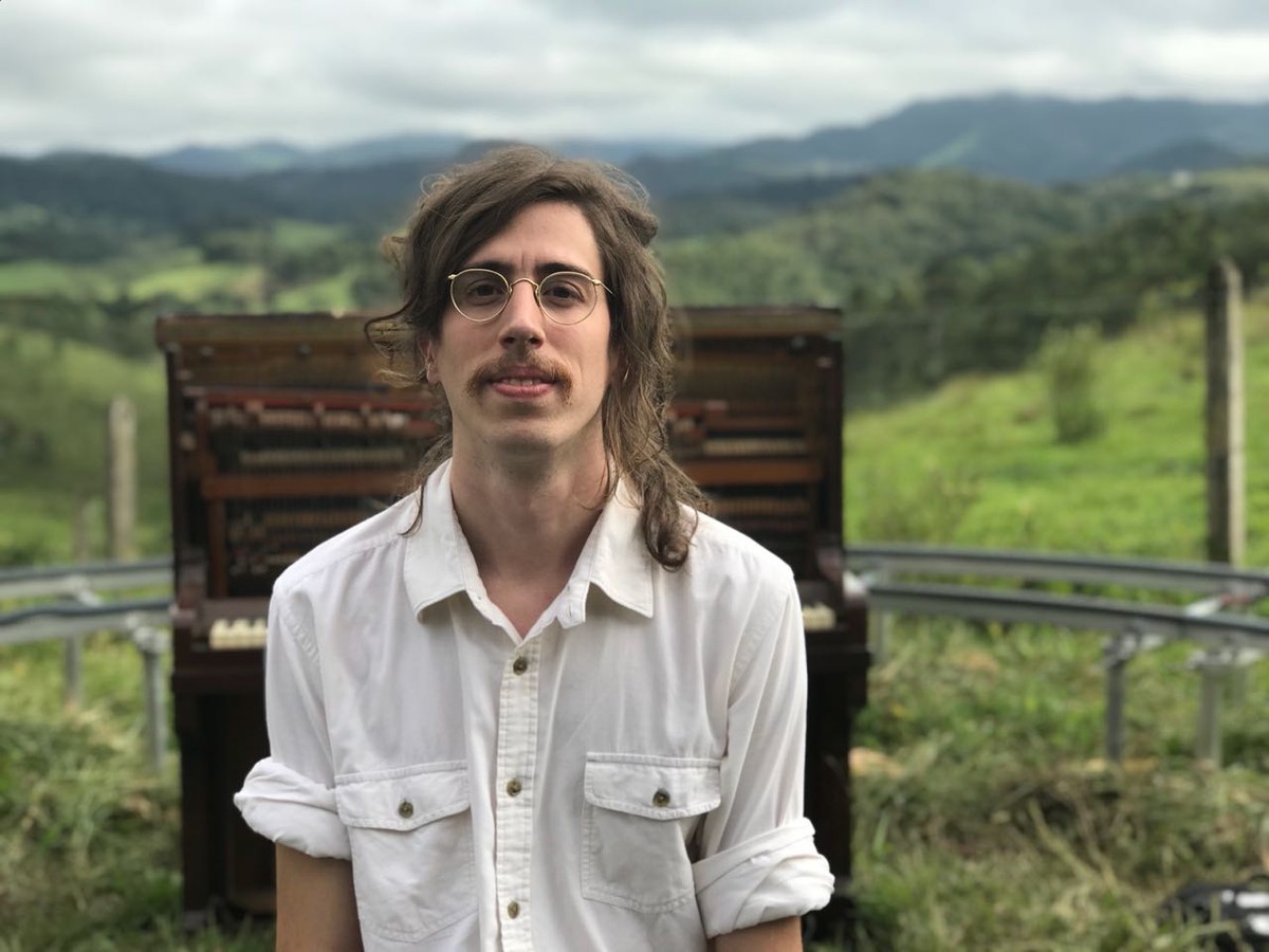 Tim Bernardes edita o primeiro álbum solo, 'Recomeçar', em LP de capa ...