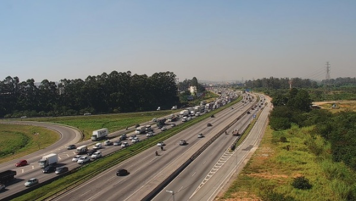Colisão entre carretas deixa um morto e gera congestionamento na Rodovia Ayrton Senna, em ...