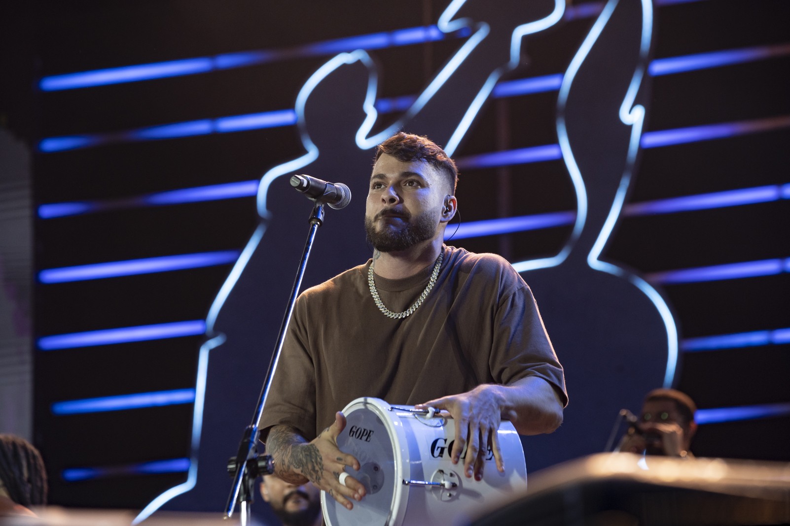 Menos é Mais faz estreia em grande estilo em Barretos e contagia o público com 2h de pagode no ...