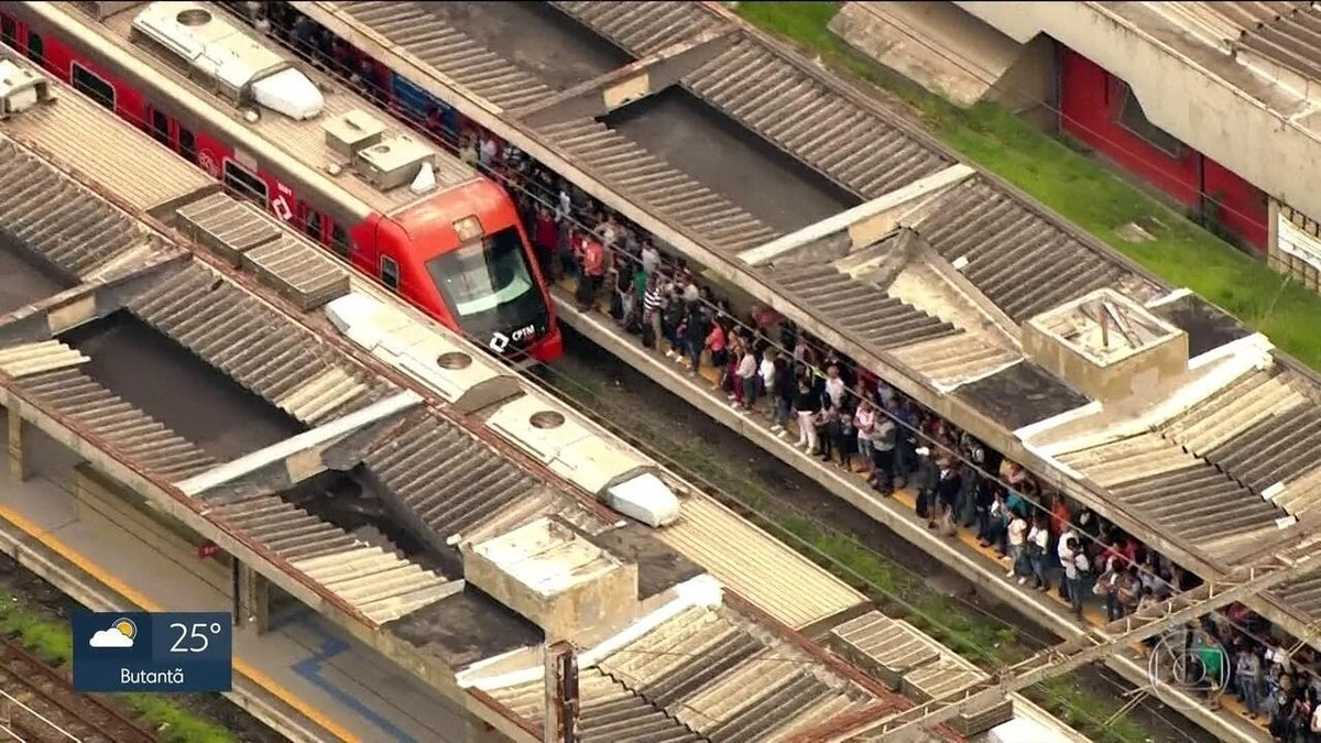 Passageiros passam mal em trem lotado da CPTM após problema na Linha 8 ...