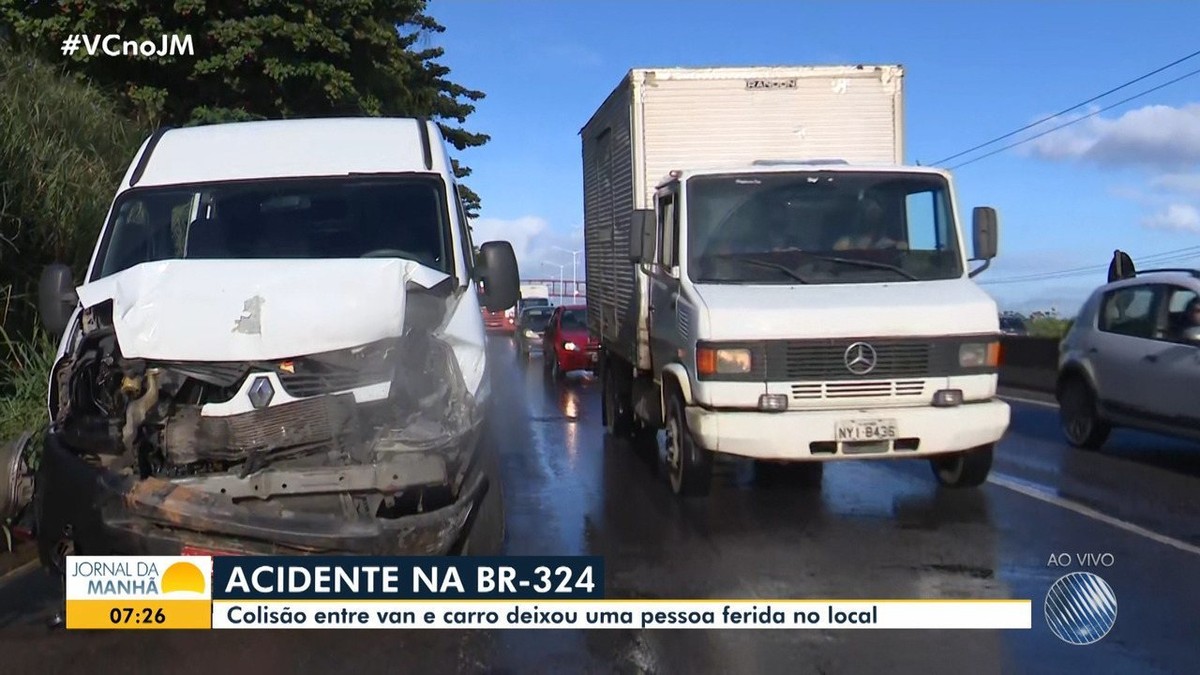Batida entre carro e van deixa ferido na BR-324, em Salvador | Bahia | G1