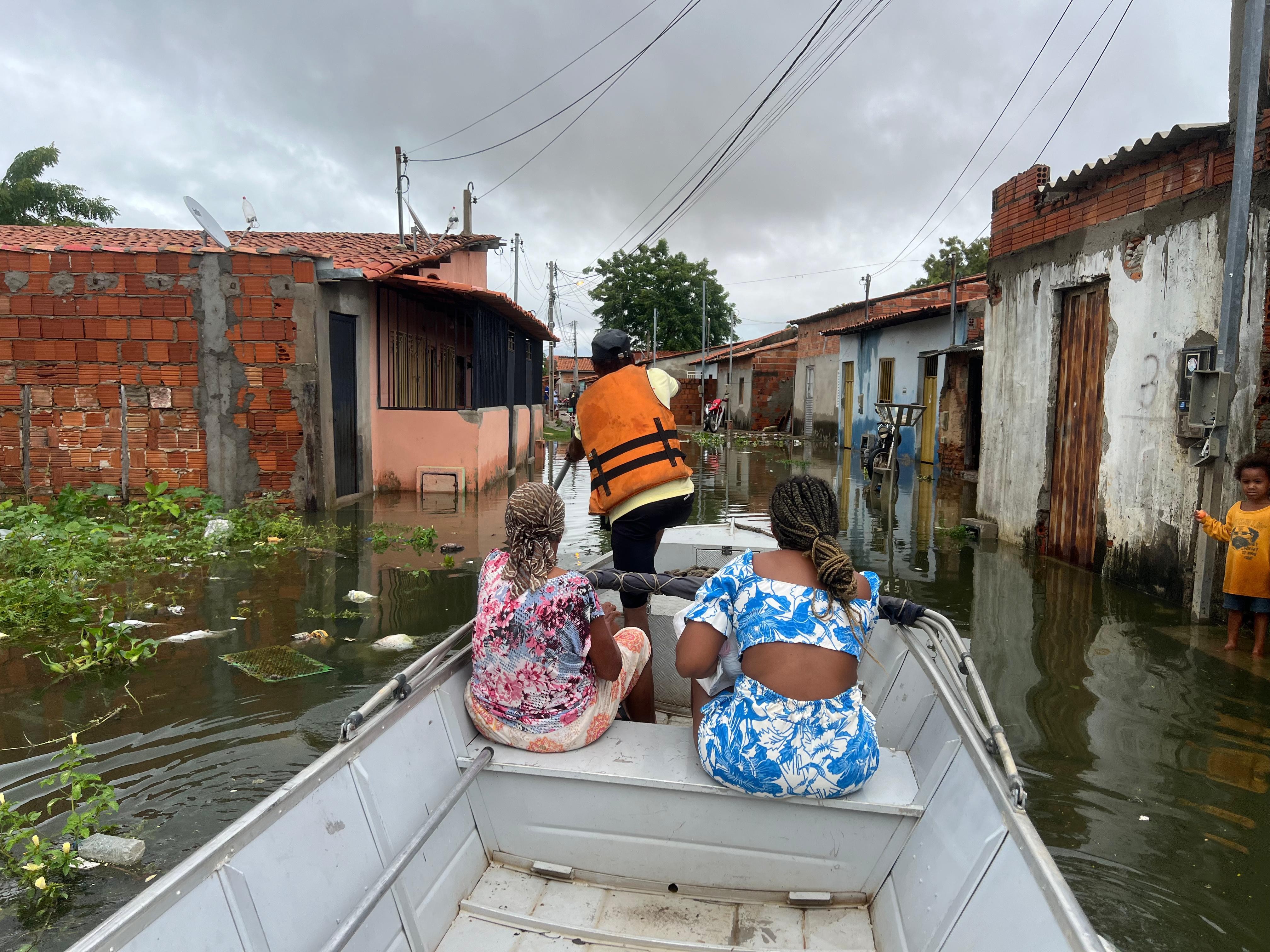 Temporais deixam moradores ilhados e alagam ruas de cidades em ...