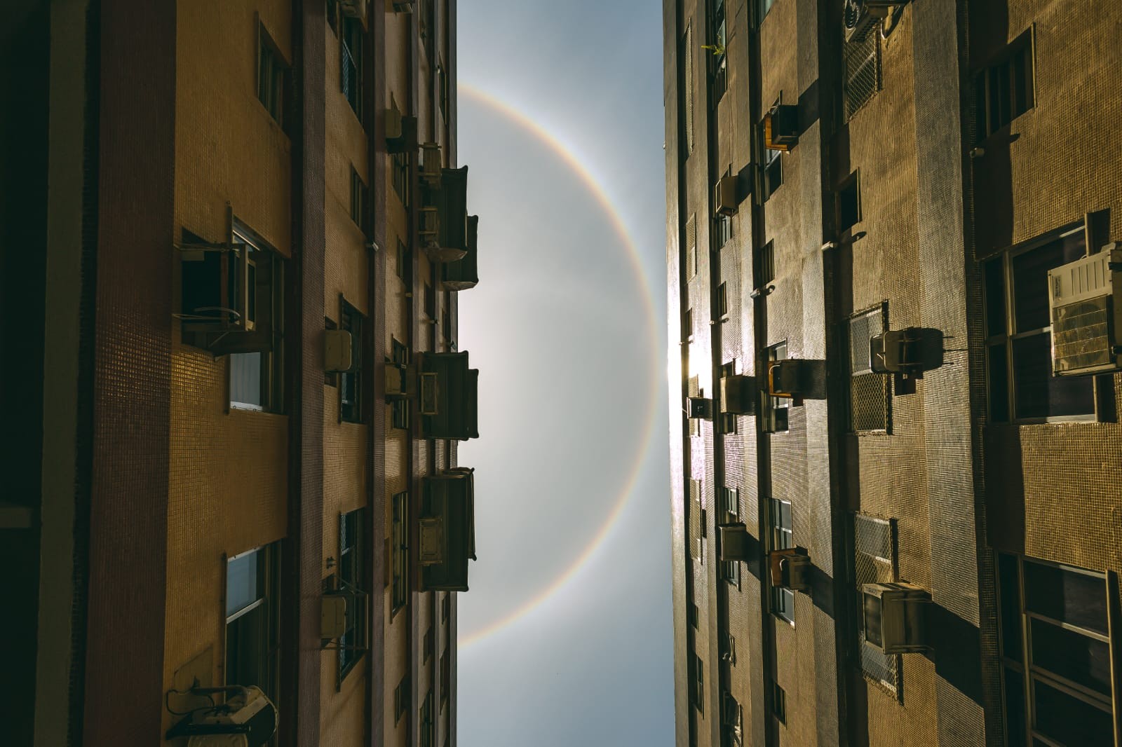 Halo solar cria arco-íris ao redor do astro no Rio; entenda o fenômeno | G1