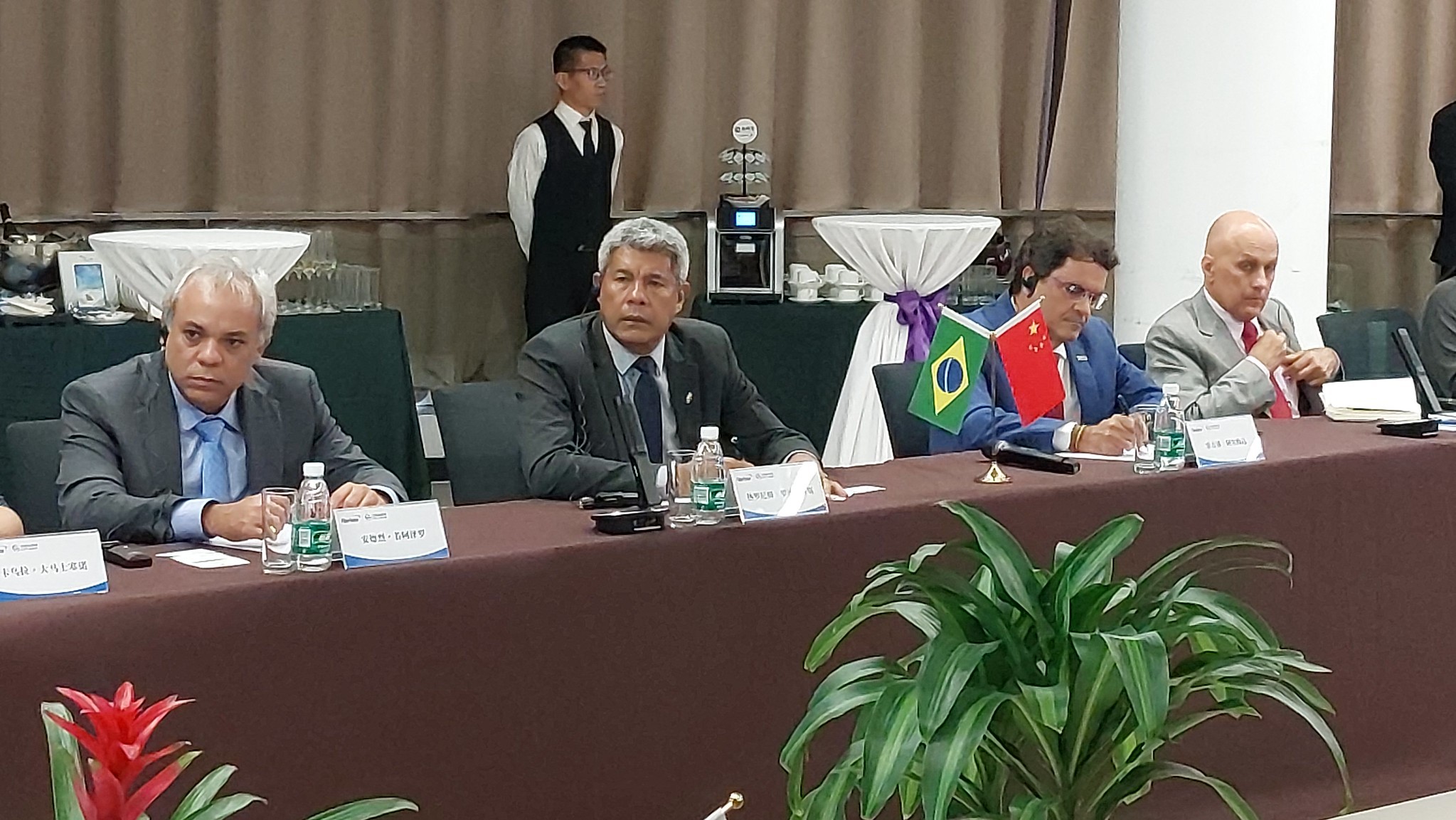 Em viagem à China, governador da Bahia visita empresas de tecnologia e ...