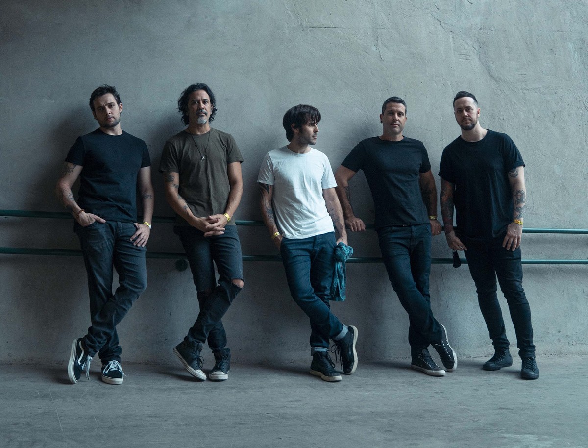 Banda Ego Kill Talent encorpa repertório do álbum 'The dance between ...