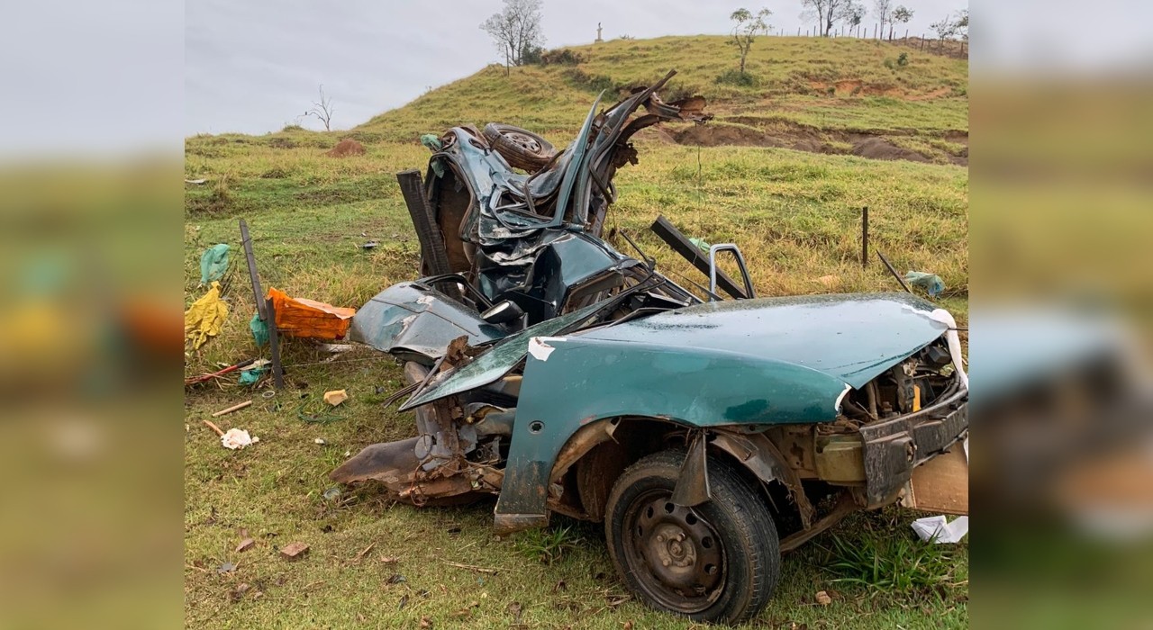 Motorista sobrevive a acidente que destruiu carro em São Miguel Arcanjo