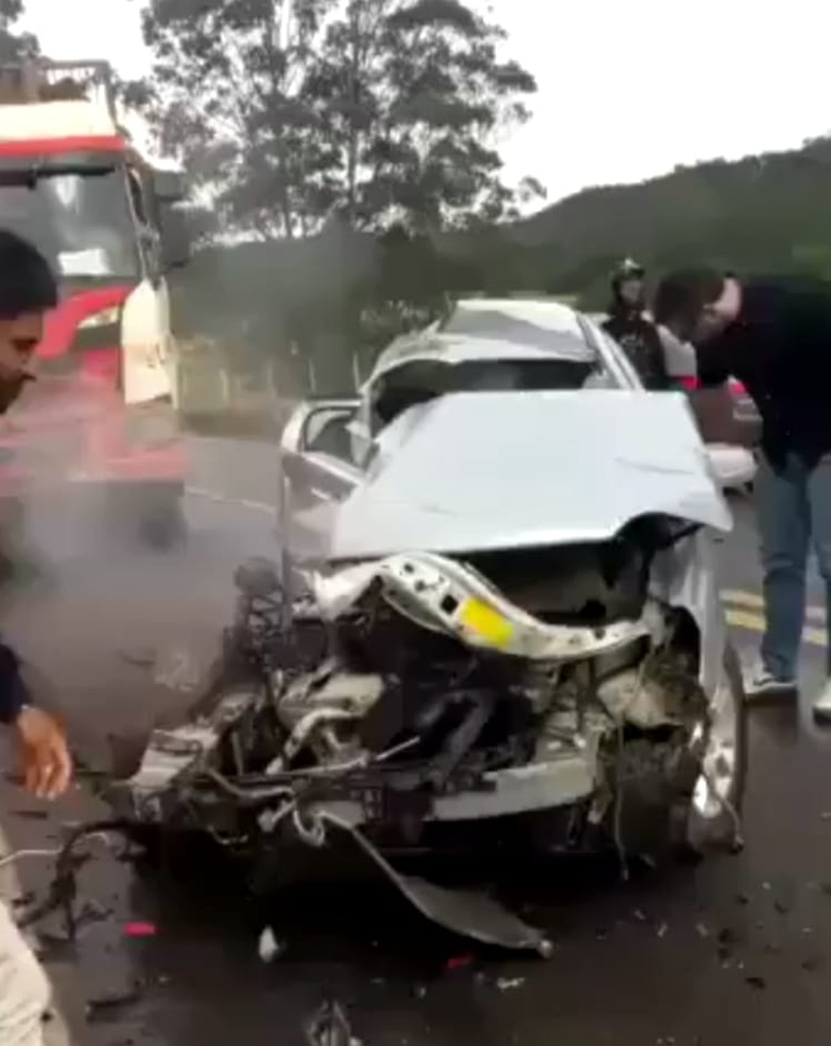 Batida frontal entre carro e carreta deixa um morto na na BR-259 | Vales de Minas Gerais | G1
