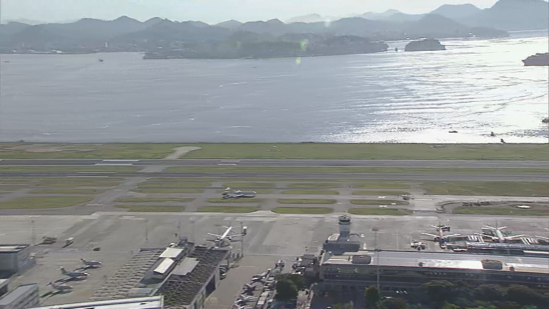 Avião da Latam arremete para desviar de barco ao se aproximar da pista ...