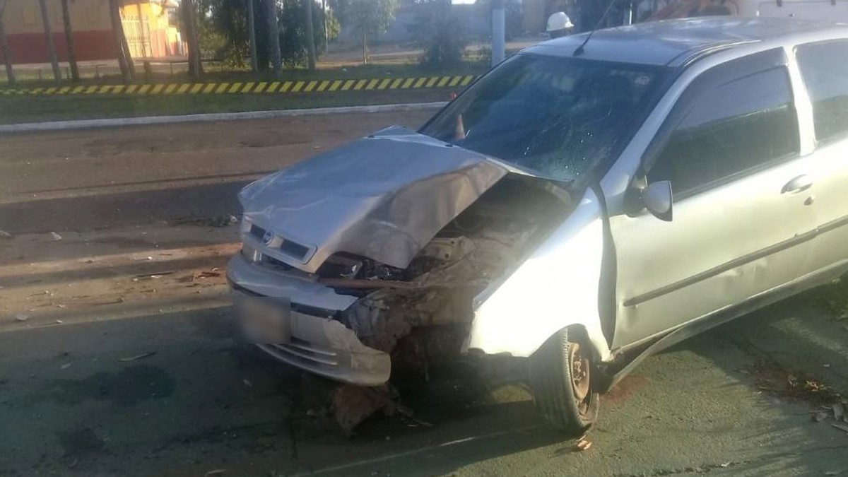 Motorista de 23 anos fica ferida ao bater carro em poste em Franca, SP ...