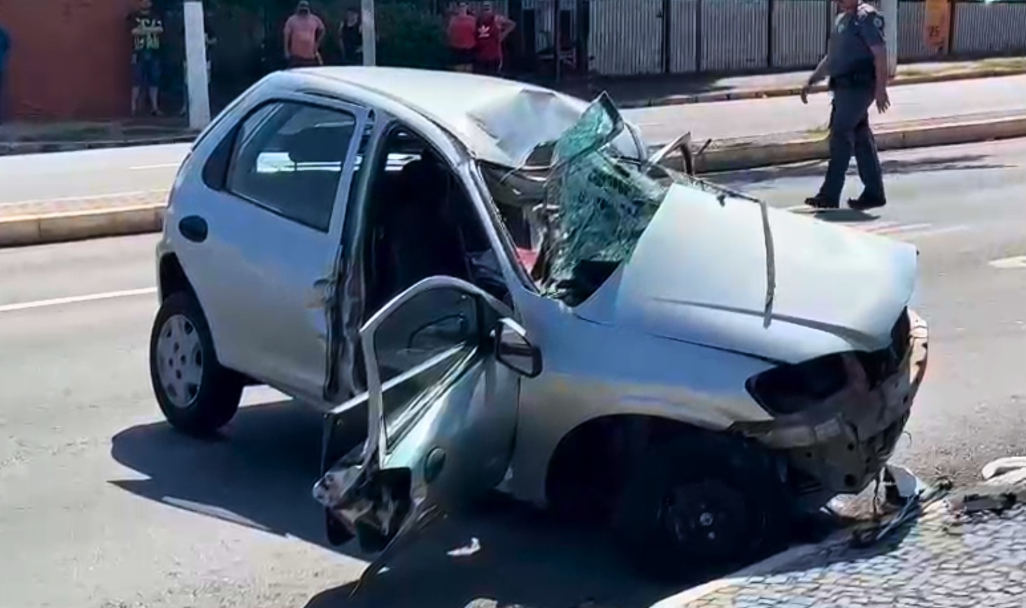 Mulher foge de blitz, tenta atropelar policial e bate carro em poste em Americana | Campinas e ...