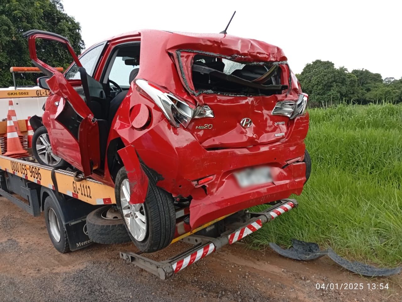 Engavetamento entre carro e caminhões deixa dois feridos em Jaguariúna | G1